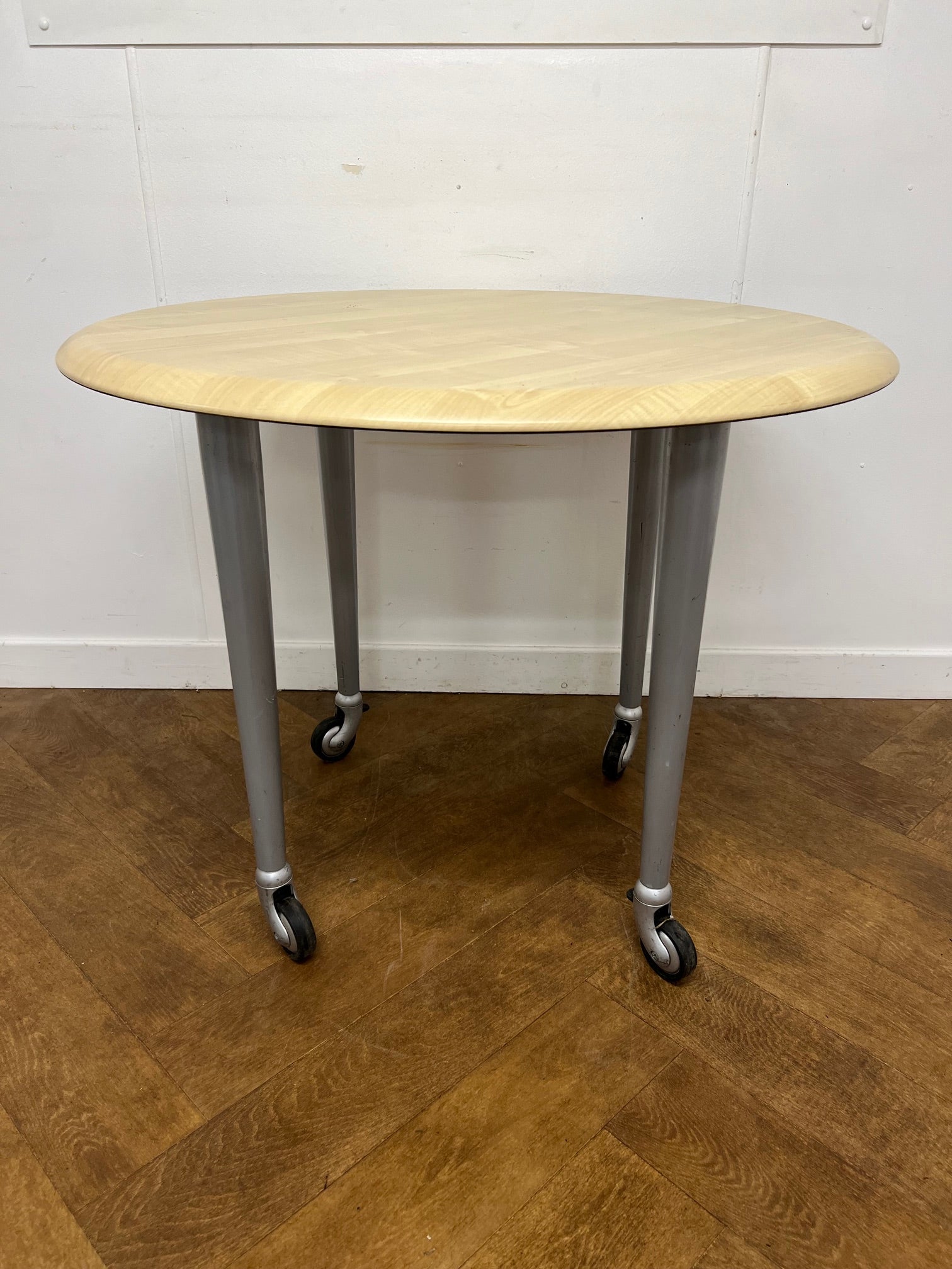 Round/Circular Meeting Tables – officecw